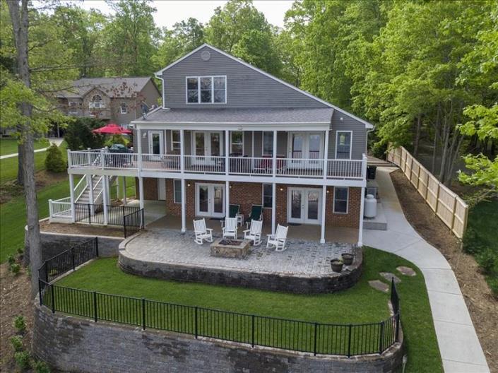 Dixie Living - Lake Retreat